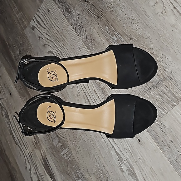 Heart In D | Shoes | Heart In D Black Strappy Chunky High Heels Size ...